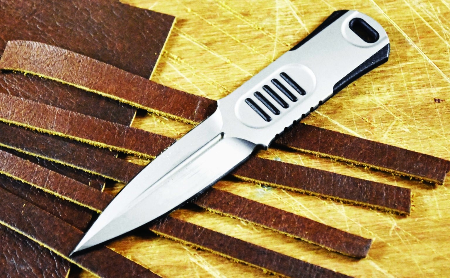 Best Neck Knife Options (2023)